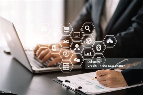 비즈니스 팀 회의 Present새로운 시작 프로젝트와 함께 일하는 전문 투자자 재무 관리자 작업 디지털 태블릿 노트북 컴퓨터 디자인 스마트 폰 2명에 대한 스톡 사진 및