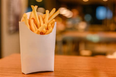 종이 바구니에 감자 튀김 패스트 푸드 흰 종이 상자에 감자 튀김 감자 칩에 대한 스톡 사진 및 기타 이미지 감자 칩 포장 0명 Istock