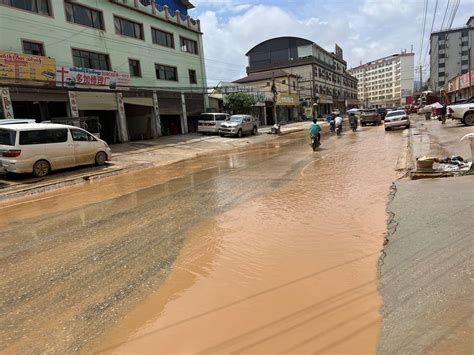 လောက်ကိုင်မြို့တွင် မိုးသည်းထန်စွာရွာသွန်းမှုကြောင့် လမ်းမပေါ်တွင် တင်က
