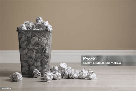 베이지 색 벽 근처의 바닥에 종이로 가득 찬 쓰레기통 텍스트를위한 공간 쓰레기 재활용 0명에 대한 스톡 사진 및 기타 이미지 0명 가득 찬 개체 그룹 Istock