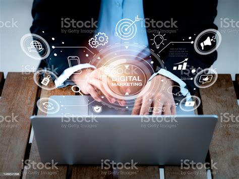 디지털 마케팅 및 소셜 미디어 개념 사람들이 노트북을 사용하는 동안 전략 아이콘이있는 단어가 나타납니다 비즈니스 데이터 솔루션 Seo 관리 콘텐츠 광고 브랜딩 커뮤니케이션