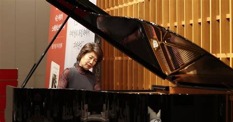 연주하는 피아니스트 백혜선