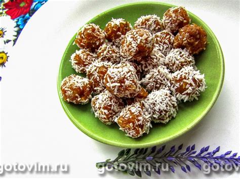 Домашние конфеты из фиников с курагой и кокосовой стружкой. Рецепт с фото
