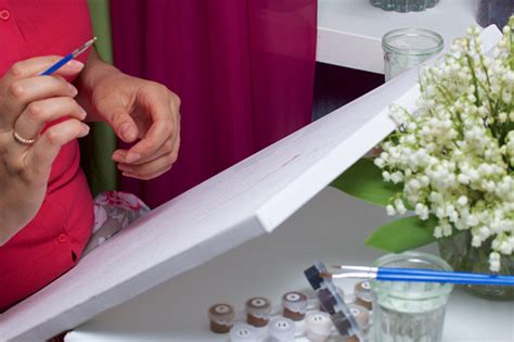 예술 숫자로 그리기 한 여성이 면화로 캔버스를 그립니다 브러쉬 번호가 매겨진 페인트 및 물을 유리에 사용합니다 개념에 대한 스톡 사진 및 기타 이미지 Istock