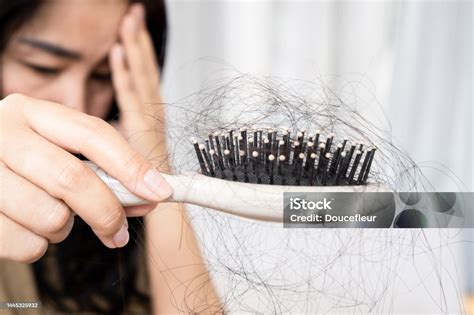 아시아 여성은 머리카락이 떨어지는 빗을 잡고 칫솔질 후 탈모에 문제가 있습니다 머리가 빠지다에 대한 스톡 사진 및 기타 이미지 머리가 빠지다 탈모 털 Istock
