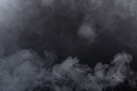 검은 배경에 흰 연기와 안개가 짙은 푹신한 퍼프 추상적인 연기 구름 초점이 흐려진 움직임 공기 중에 펄럭이는 기계 드라이 아이스