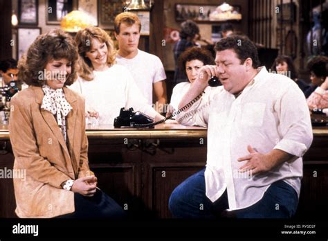 SHELLEY LONG WOODY HARRELSON RHEA PERLMAN GEORGE WENDT CHEERS 1982 Stock Photo Alamy