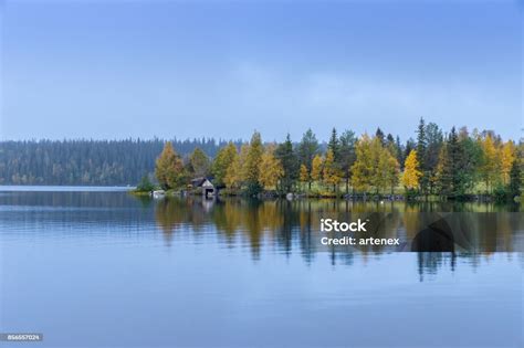 숲과 호수는가 볼 가 색상ruska Ruka에서 시간 유럽의 핀란드 라플란드 북유럽 국가 0명에 대한 스톡 사진 및 기타 이미지 Istock