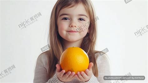 ai创作图怡然自得的小女孩壁纸 柠檬小女孩 高清女孩壁纸 橙小妹 橙色衣服小女孩 脐橙小妹 小女孩抱着水果 水果妹妹 穿橙色衣服的小女孩 水果