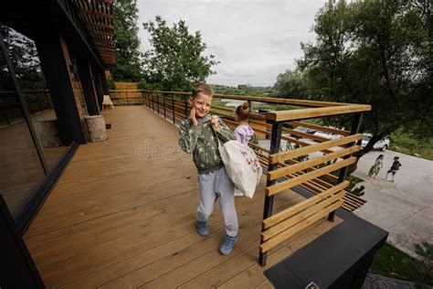 Hermano Con Hermana Parado En Una Terraza De Madera Moderna Casa De Piedra De Madera Foto De
