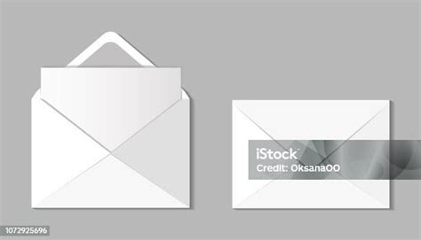 문서에 대 한 두 개의 빈 현실적인 봉투의 집합입니다 회색 바탕에 디자인에 대 한 봉투 템플릿 레이어 그룹화 쉽게 편집 그림에 대 한 당신의 디자인에 대 한 A4 용지에