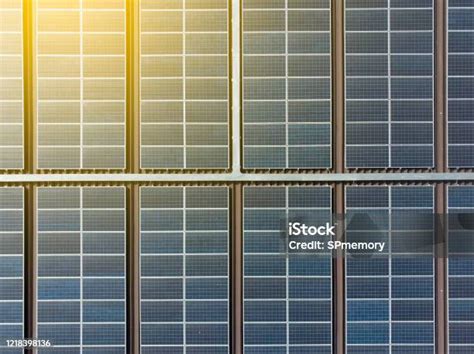 태양 전지판 태양 광 발전소는 빛을 전기로 변환하는 장치입니다 태양 전지 패널은 태양 광 효과를 통해 전기를 생성하는 데 사용할 수 있습니다 산업에 대한 스톡 사진 및 기타