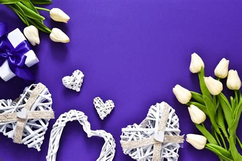 발렌타인 데이 컨셉은 흰색 하트와 현재 매우 페리 배경에 흰색 튤립 꽃다발 상단 보기 복사 공간 플랫 평신도 조성물 수제 하트