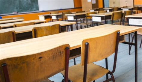 Dieser Alte Lehrer Hat 50 Jahre Lang Einen Leeren Stuhl In Seinem