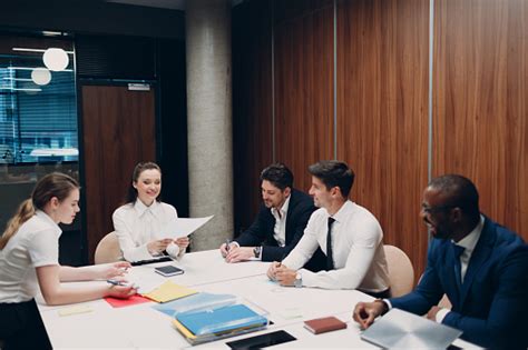 사무실 회의에서 사업가 상사와 비즈니스 팀 사람들 그룹 컨퍼런스 토론은 보스 여성과 테이블에 앉아 프리젠테이션 연설에 대한 스톡