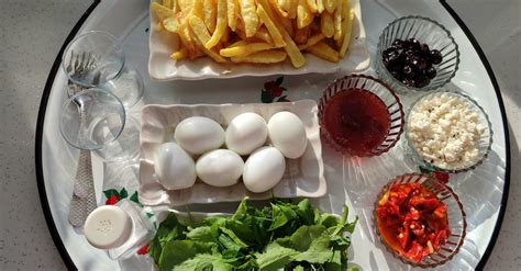 Flavorful 갈라지다 감자튀김 계란 끓인 야채 녹색 다이어트 러스틱 맛 반데 자 데 카페 다만 하 블랙 올리브 사탕 선명한 소금 통 소스