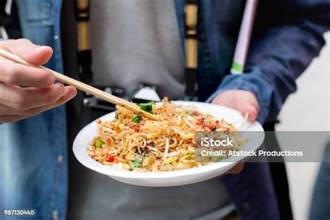 패드 태국어 유명한 전통적인 태국 길거리 음식 중 하나 들고 관광 손 국수에 대한 스톡 사진 및 기타 이미지 국수 야외