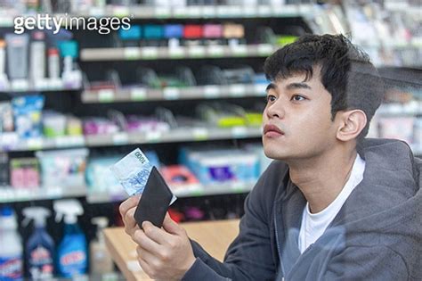 남성 청년 성인 백수 취업준비생 역할 편의점 걱정 어두운표정 우울 슬픔 가난 사회현상