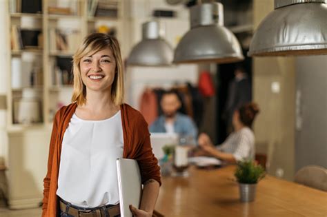 Gadis Profesional Muda Di Kantor Kerja Bersama Foto Stok Unduh Gambar