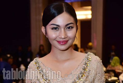 Ariel Tatum Tampil Menggoda Dalam Balutan Gaun Backless