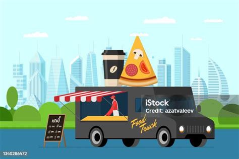 도시 공원에서 베이커 야외패스트푸드 블랙 트럭 반 지붕에 피자 슬라이스와 커피 종이 컵 식사 배달 밴 서비스 케이터링 휠이 있는