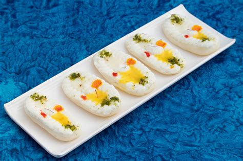 인도 미타이 참 참은 또한 라스굴라 Chomchom 또는 로소골라 참캄은 우유 마와 코야 피스타 케사르 코바 파니어 첸나 체나 말라이 드라이 과일 스터핑 및 차스니에 덩크로