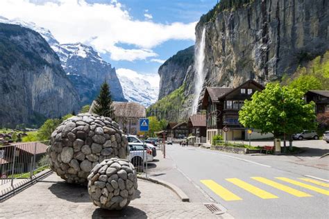 Blick Auf Den Staubbachfall In Lauterbrunnen Redaktionelles Stockbild
