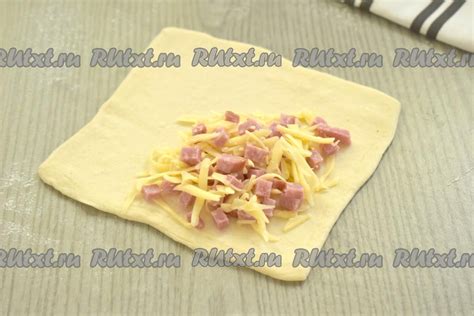 Треугольники с колбасой и сыром из слоёного теста 10 фото в рецепте