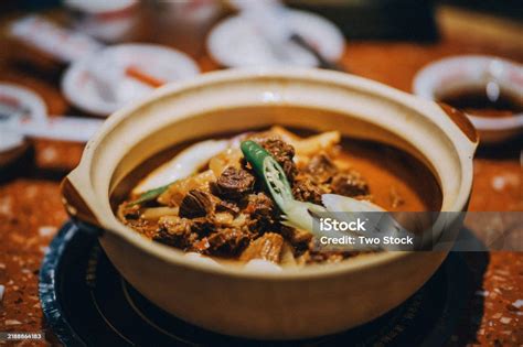 김이 모락모락 나는 비프 스튜 한 그릇에 부드러운 고기 덩어리 야채 향긋한 향신료로 속을 채웠습니다 Comfort Food에 대한 스톡 사진 및 기타 이미지 Istock