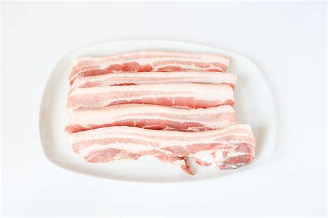 신선 절단 슬라이드 삼겹살 원시 또는 벌브 돼지고기를 닫습니다 돼지 배꼽은 돼지의 뱃속에서 지방 고기의 뼈 없는 컷입니다 이 요리는 많은 나라에서 진미로 간주 됩니다