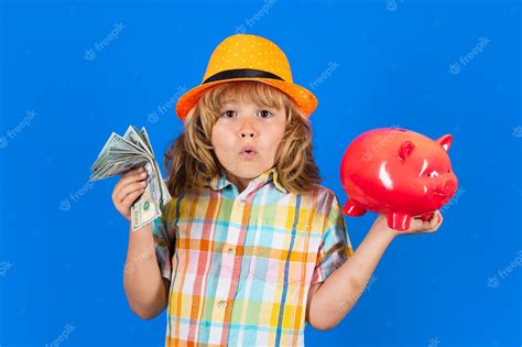 Retrato De Un Niño Pequeño Poniendo Dinero En Una Hucha Niño Ahorrando