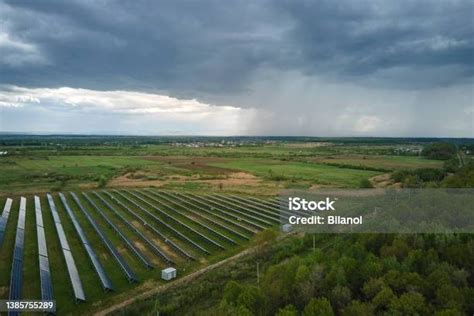 청정 생태 전기 에너지를 생산하기위한 태양 광 발전 패널의 많은 행과 큰 지속 가능한 전력 발전소의 공중 보기 제로 배출 개념을 가진 재생 가능 전기 0명에 대한 스톡 사진