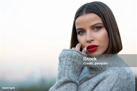 회색 오버 사이즈 스웨터를 입고 빨간색 입술과 짧은 머리와 아름다운 갈색 머리 모델 빈 공간 25 29세에 대한 스톡 사진 및 기타 이미지 Istock