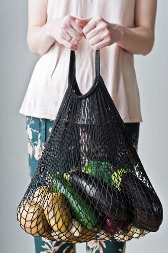 야채와 함께 에코 코 튼 가방을 들고 소녀입니다 폐기물 제로 쇼핑 컨셉 플라스틱 무료 감자 가지 스쿼시 브로콜리 양배추 0에 대한 스톡 사진 및 기타 이미지 Istock