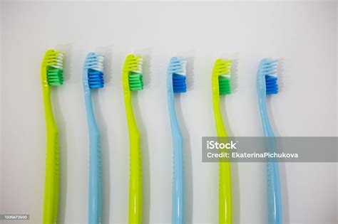 흰색 배경에 파란색 칫솔 치아를 보살리기로부터 보호합니다 0명에 대한 스톡 사진 및 기타 이미지 0명 개념 건강관리와 의술 Istock