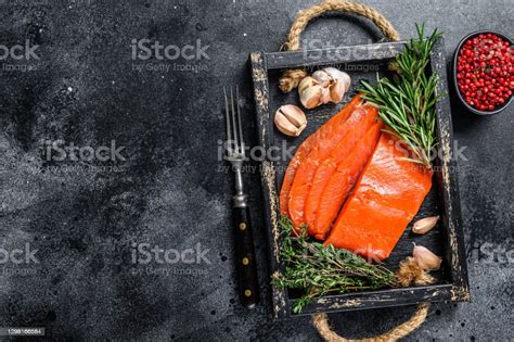 허브가 있는 나무 트레이에 훈제 슬라이스 연어 필레 검은 색 배경 맨 위 보기입니다 복사 공간 훈제 연어에 대한 스톡 사진 및 기타 이미지 Istock