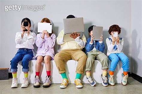 어린이 나이 글로벌 교육 주제 지구촌 알파세대 다양 컨셉 얼굴가리기 식별할수없는사람 이미지 Jv12568532 게티이미지뱅크