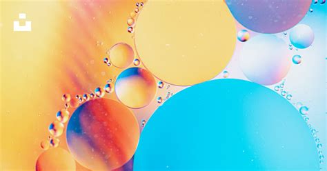 물 위에 떠 있는 파란색과 흰색 풍선 사진 Unsplash의 무료 텍스처 이미지