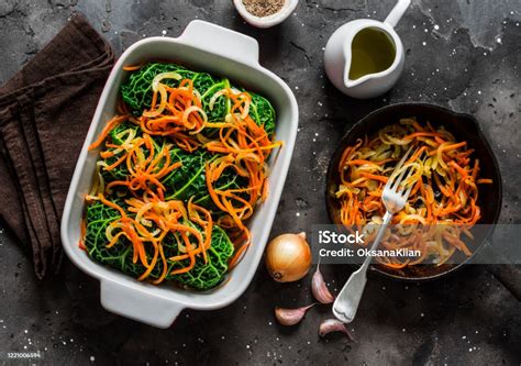 요리 채식 맛있는 점심 구운 사보이 양배추 박제 매운 벌거 어두운 배경에 베이킹 팬에 사보이 양배추 벌거 롤 상단보기 바로 위에