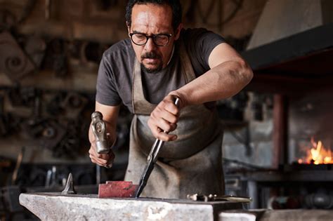 그의 강철 작업장에서 제품 작업을 하는 남자 대장장이와 함께 제조 제품 및 금속 디자이너 창조 및 금속 세공예 남성 장인이 산업 단조 또는 주조 공장에서 일하는 경우 20