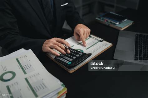 한밤중에 사무실에서 사업가 그는 신생 기업에서 초과 근무를하고 열심히 일하고 있습니다 초과 근무 개념입니다 민간 기업의 직원 밤에 일합니다 30 34세에 대한 스톡 사진 및