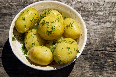 오래된 나무 테이블에 버터와 딜삶은 새로운 감자 맨 위 보기 가정 생활에 대한 스톡 사진 및 기타 이미지 가정 생활 갈색 감자 요리 Istock