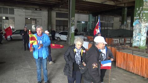 Фотографии со ликот на Тито придружени со македонски знамиња но и