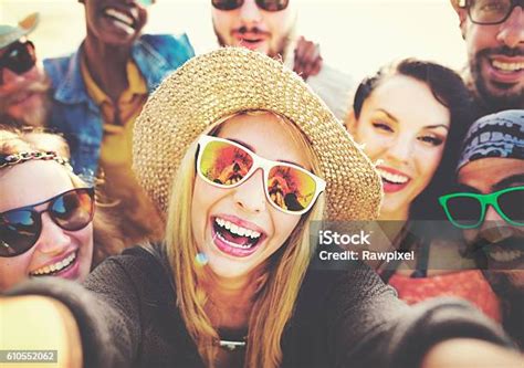 다양한 사람들이 플라주 여름 프렌즈 재미있음 셀프샷 컨셉입니다 공동체에 대한 스톡 사진 및 기타 이미지 공동체 공유 개념 다양성 Istock