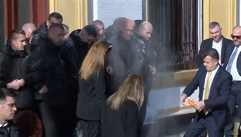 Skanë çfarë I Bëjnë Gomarit I Bien Samarit Flamur Noka Sulmon Me Miell Gardistë Ska Problem