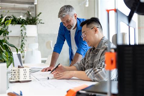 하이테크 작업장에서 기계 부품을 설계하기 위해 3d 프린터와 청사진을 사용하는 남성들 2명에 대한 스톡 사진 및 기타 이미지 2명 35 39세 3차원 인쇄 Istock