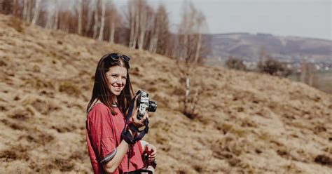 여름 산에서 아날로그 사진 카메라를 들고 있는 아름다운 세련된 여성 힙스터 여행 개념 텍스트 공간 사진 Unsplash의