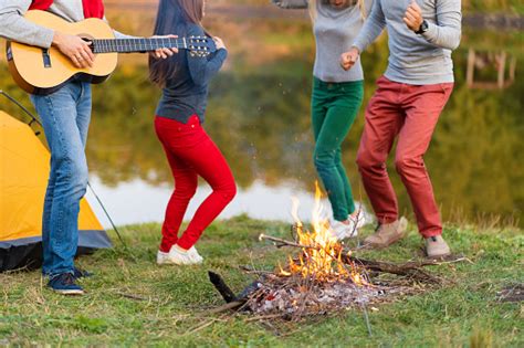 기타와 행복한 친구의 그룹 재미 야외 데 춤과 공원 배경 아름다운 하늘호수 근처 점프 캠핑 의 즐거움 강에 대한 스톡 사진 및 기타 이미지 Istock