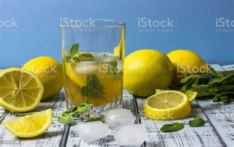 여름의 상쾌한 드링크를 유리에 레몬 민트와 얼음 조각 회색 나무 테이블에 전통적인 차가운 달콤한새 콤 레모네이드 0명에 대한 스톡 사진 및 기타 이미지 Istock