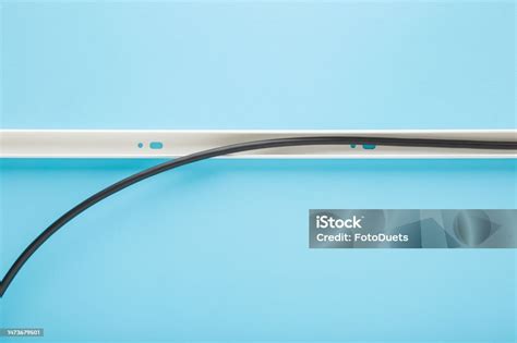 밝은 파란색 테이블 배경에 흰색 플라스틱 채널의 어두운 검은색 새 와이어 파스텔 색상 근접 촬영 배선 설치 하향식 보기 0명에 대한 스톡 사진 및 기타 이미지 Istock